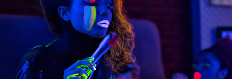 L'organisation d'une soirée fluo avec vos amis